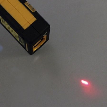 Handliches Laser Distanz Messgerät bis 100M mit Flächen und Volumen ...